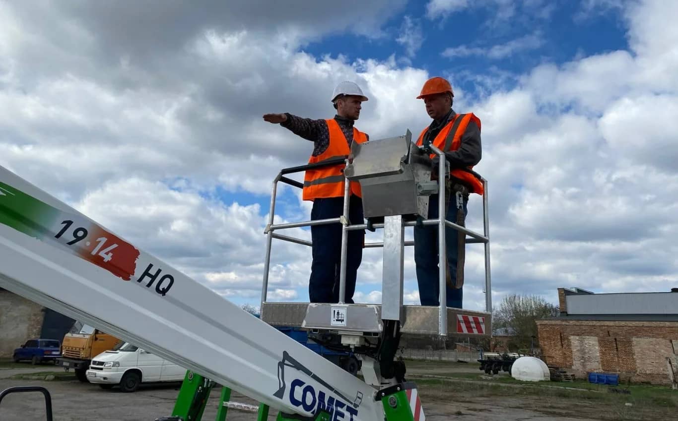 🇺🇦 Ukraine Energy Support Fund deploys elevating work platforms to help ...